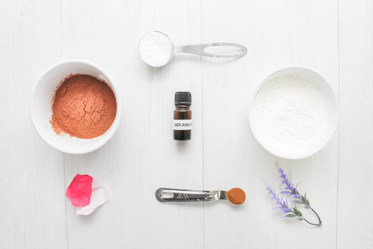DIY Dry Shampoo with Essential Oils & Safe Ingredients